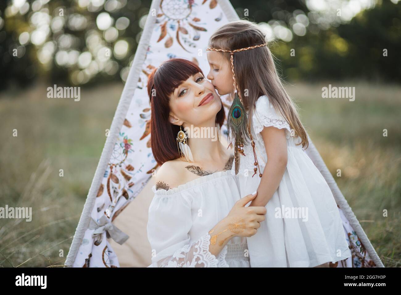 Native american family outdoor hi-res stock photography and images - Alamy