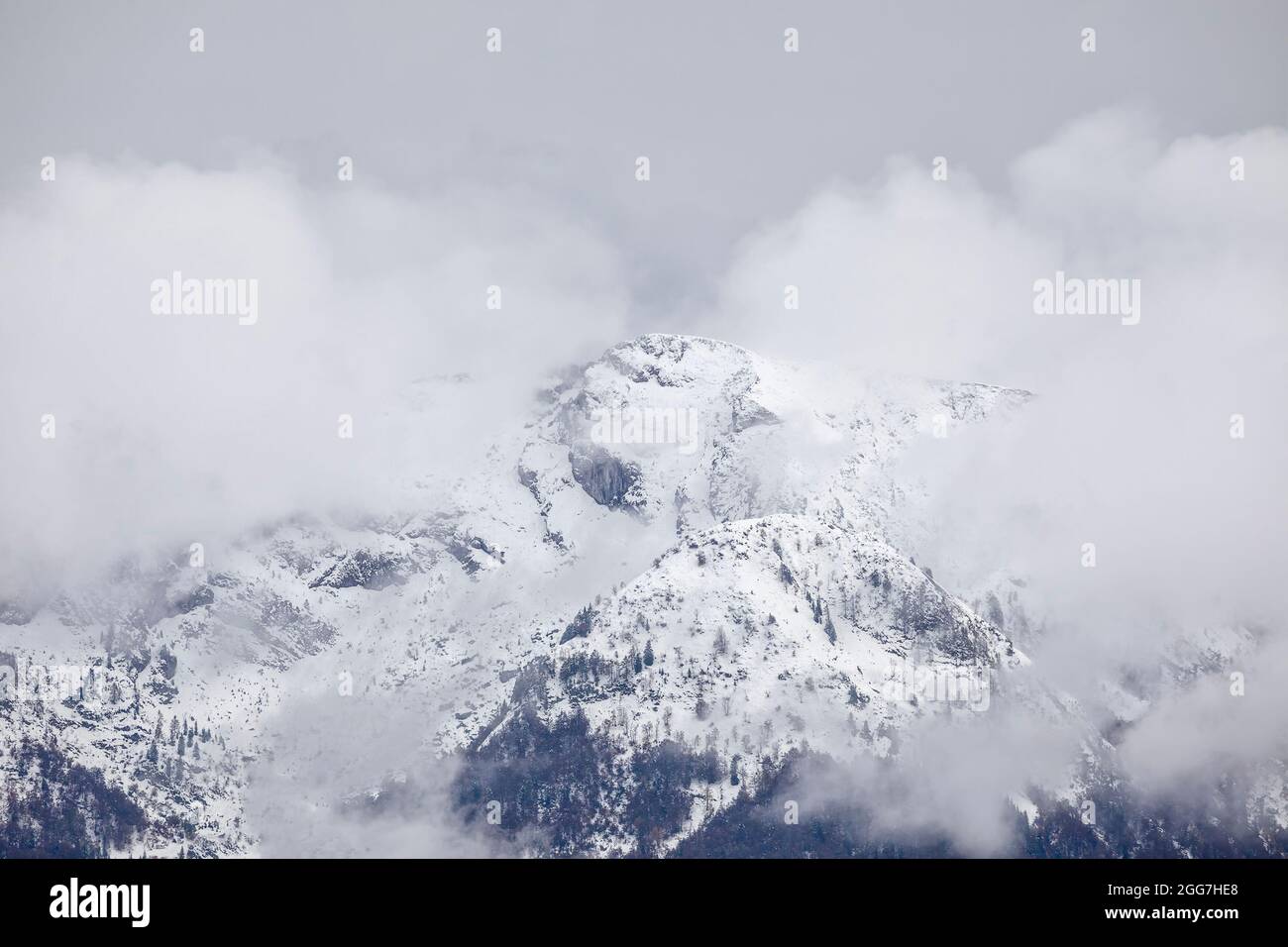 Mountain top with fog hi-res stock photography and images - Alamy