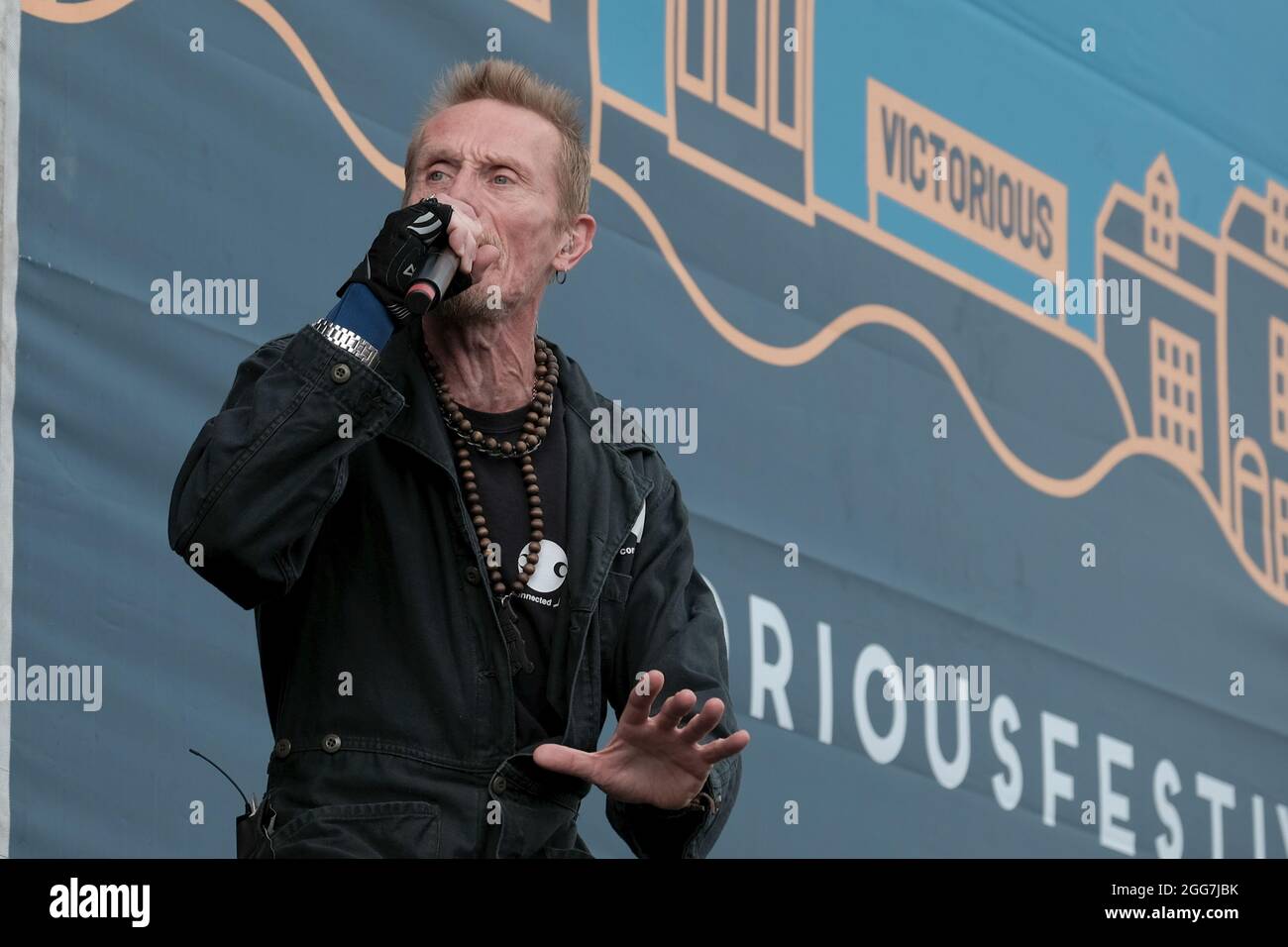 Portsmouth, UK. 28th Aug, 2021. Vocalist Rob Birch of Stereo MCs Hip ...