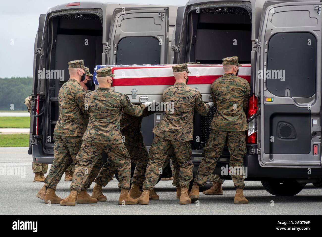 A U.S. Marine Corps carry team transfers the remains of Marine Corps ...