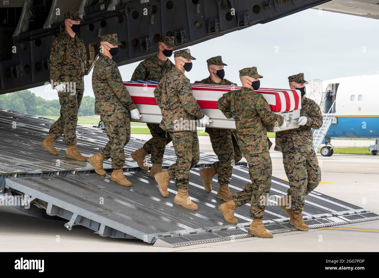 A U.S. Marine Corps carry team transfers the remains of Marine Corps ...