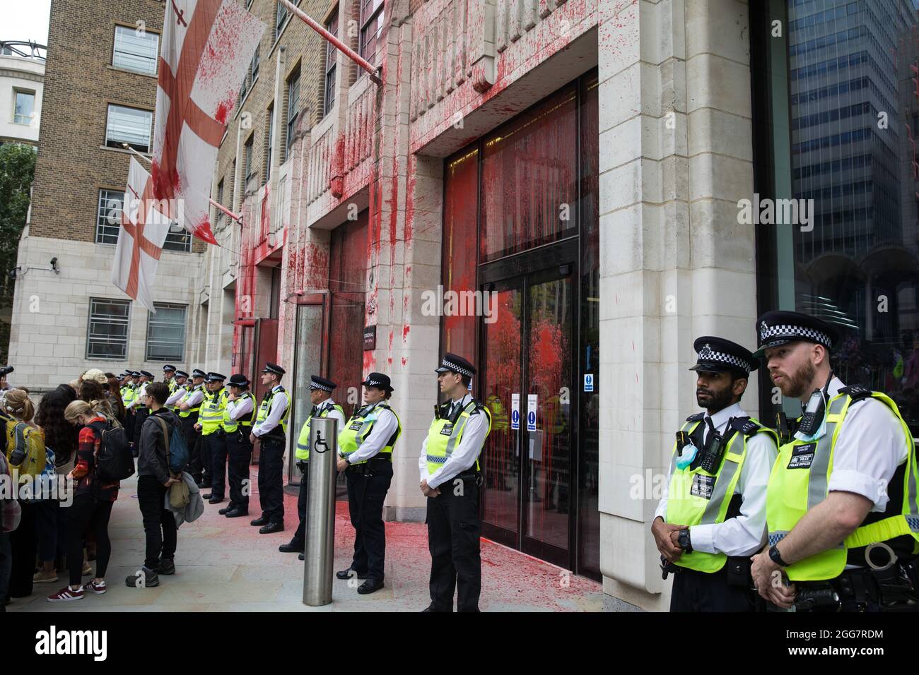 London, UK. 27th August, 2021. Metropolitan Police officers stand in ...