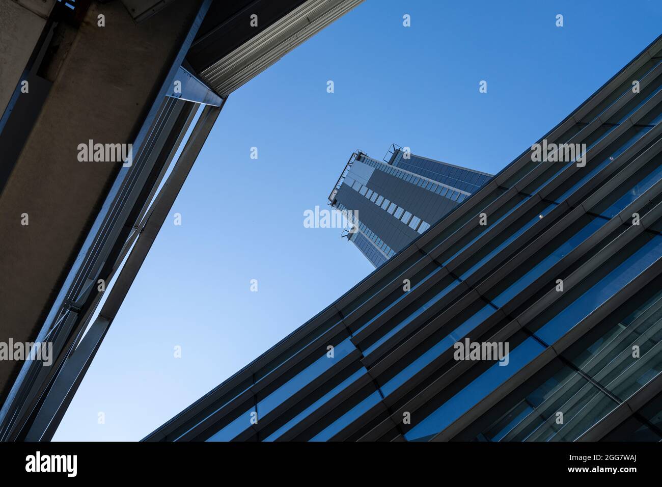 Modern sky light architecture hi-res stock photography and images - Alamy