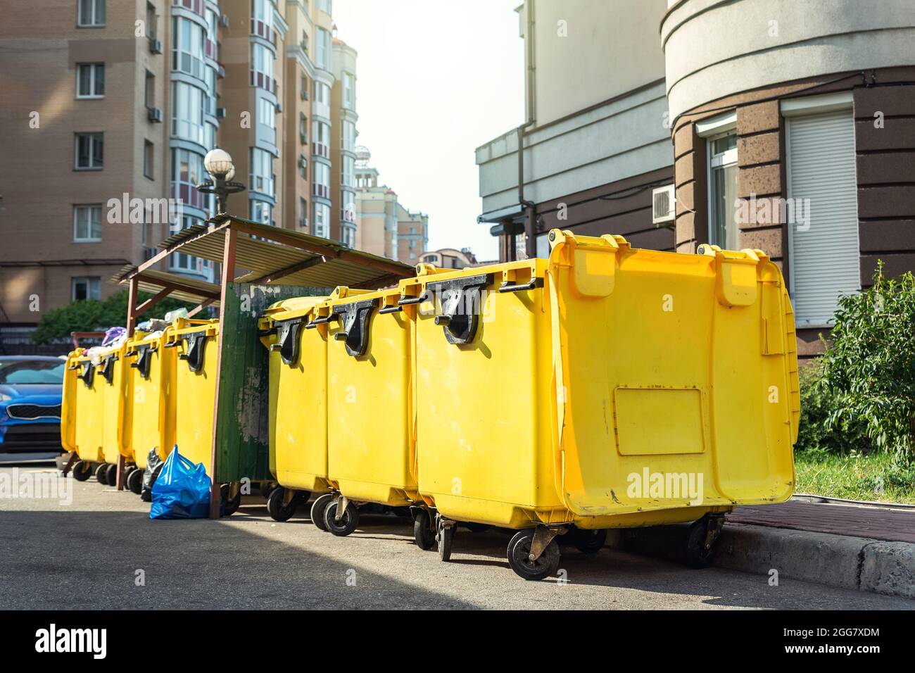 Large plastic trash cans hi-res stock photography and images - Alamy