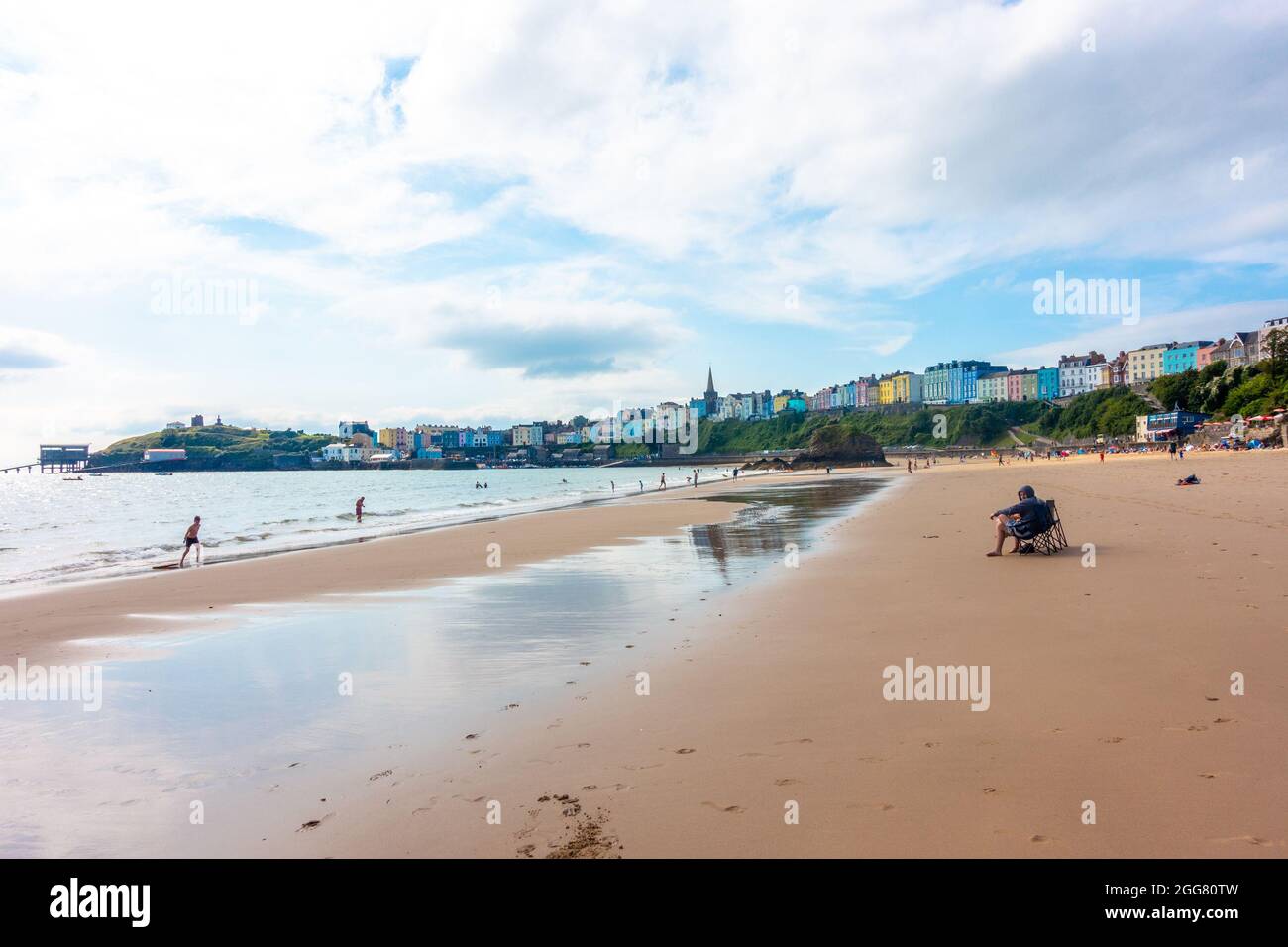 A view along The North Beach at Tenby in Pembrokeshire, Wales Stock ...