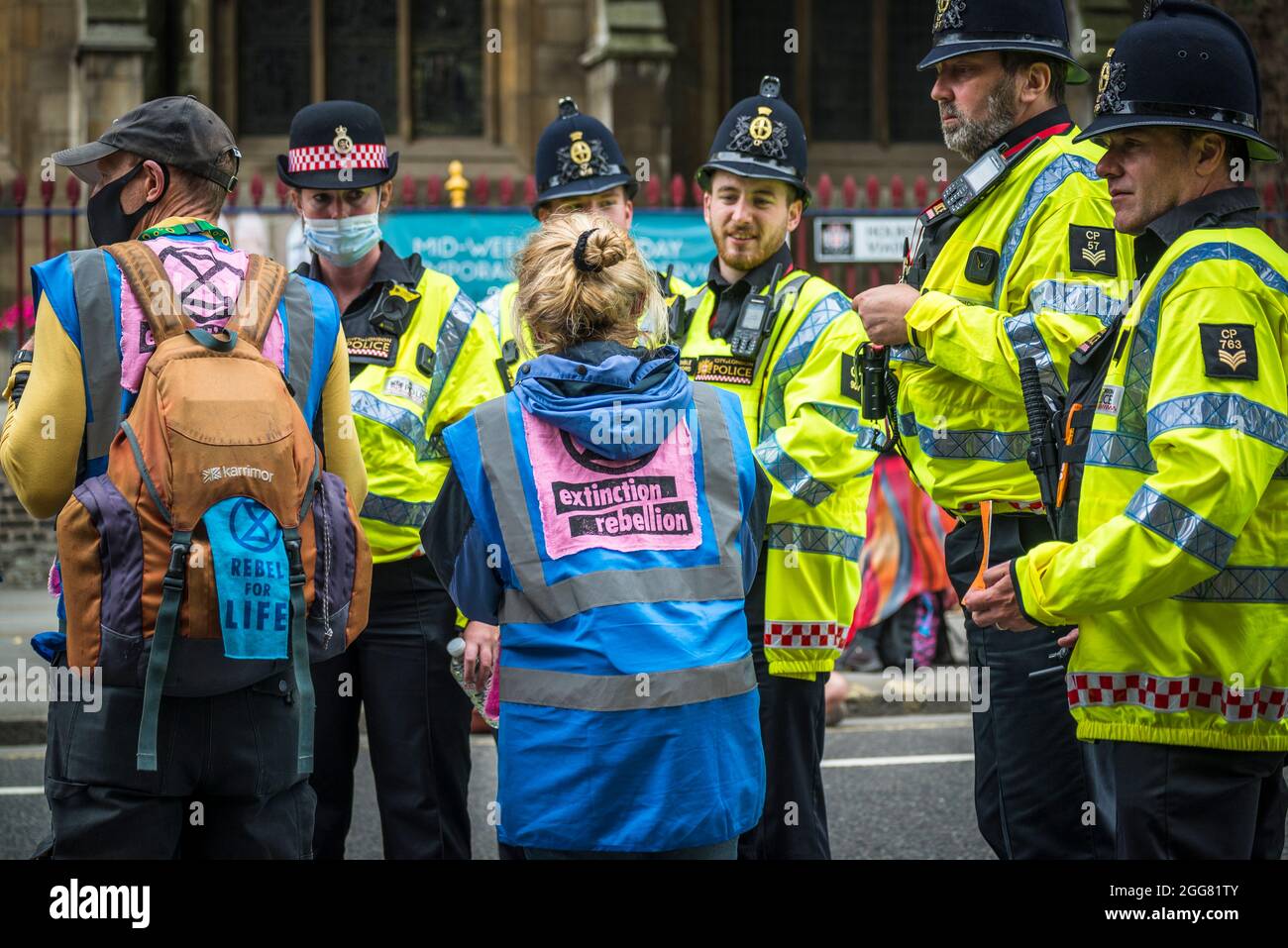 Friendly police with people hi-res stock photography and images - Alamy