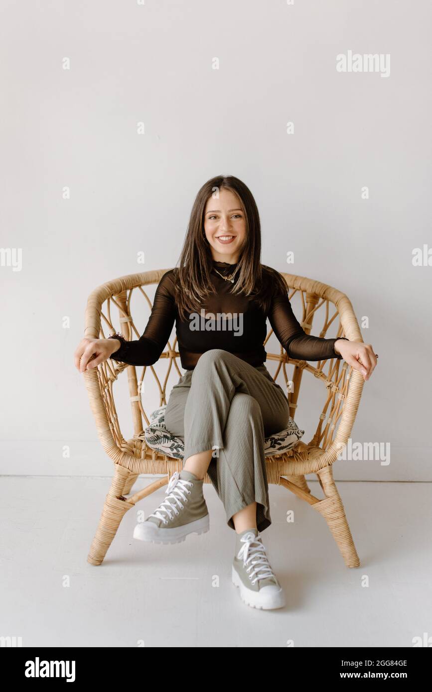 Woman sitting in wicker chair hi-res stock photography and images - Alamy