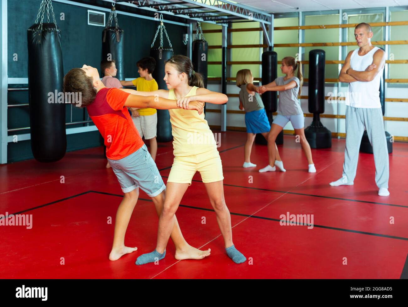 Girls and boys training self-protection moves on each other Stock Photo ...