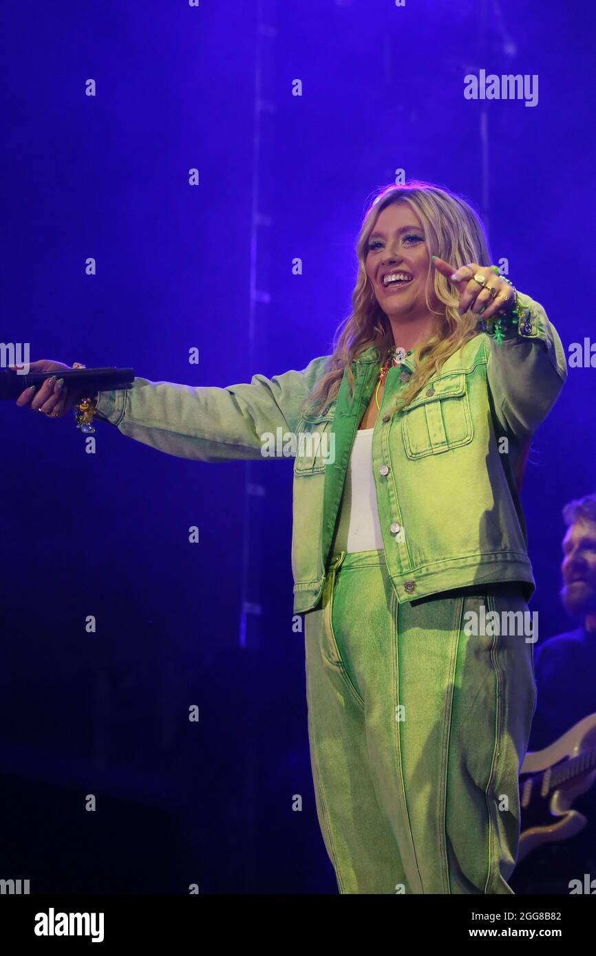 Ella henderson singer hi-res stock photography and images - Alamy