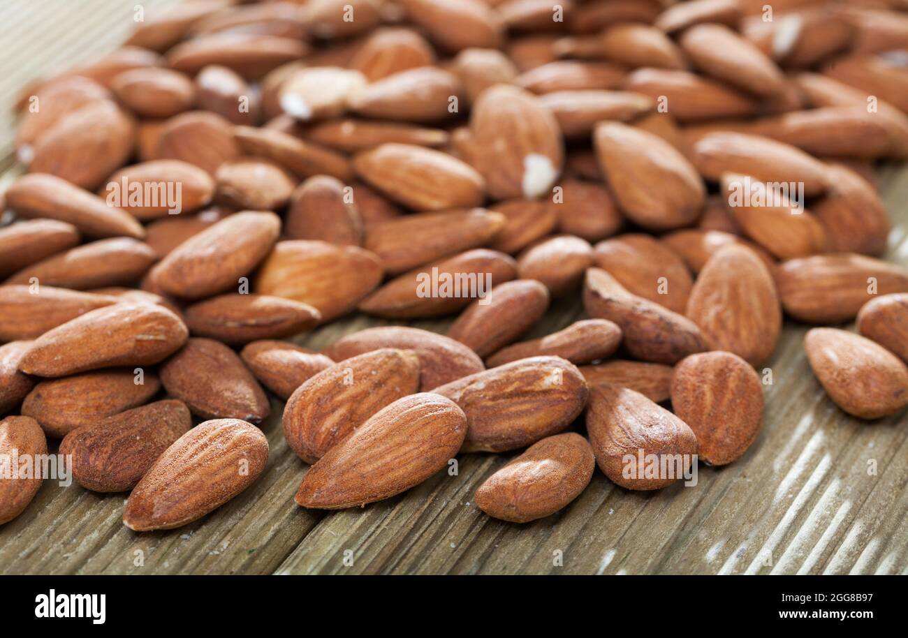 Bunch of roasted almonds Stock Photo - Alamy