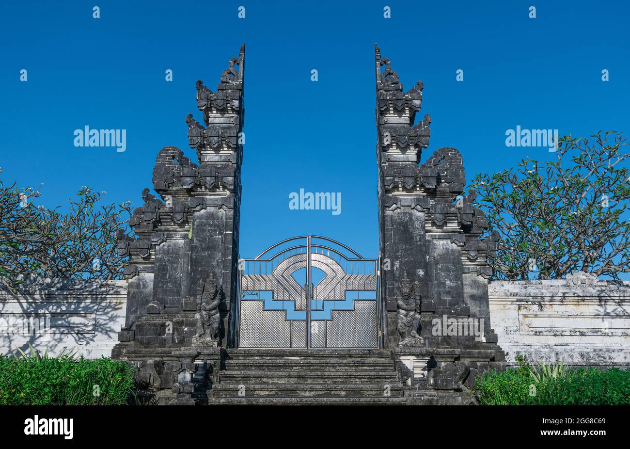 stone gate to hindu temple in Bali Stock Photo - Alamy