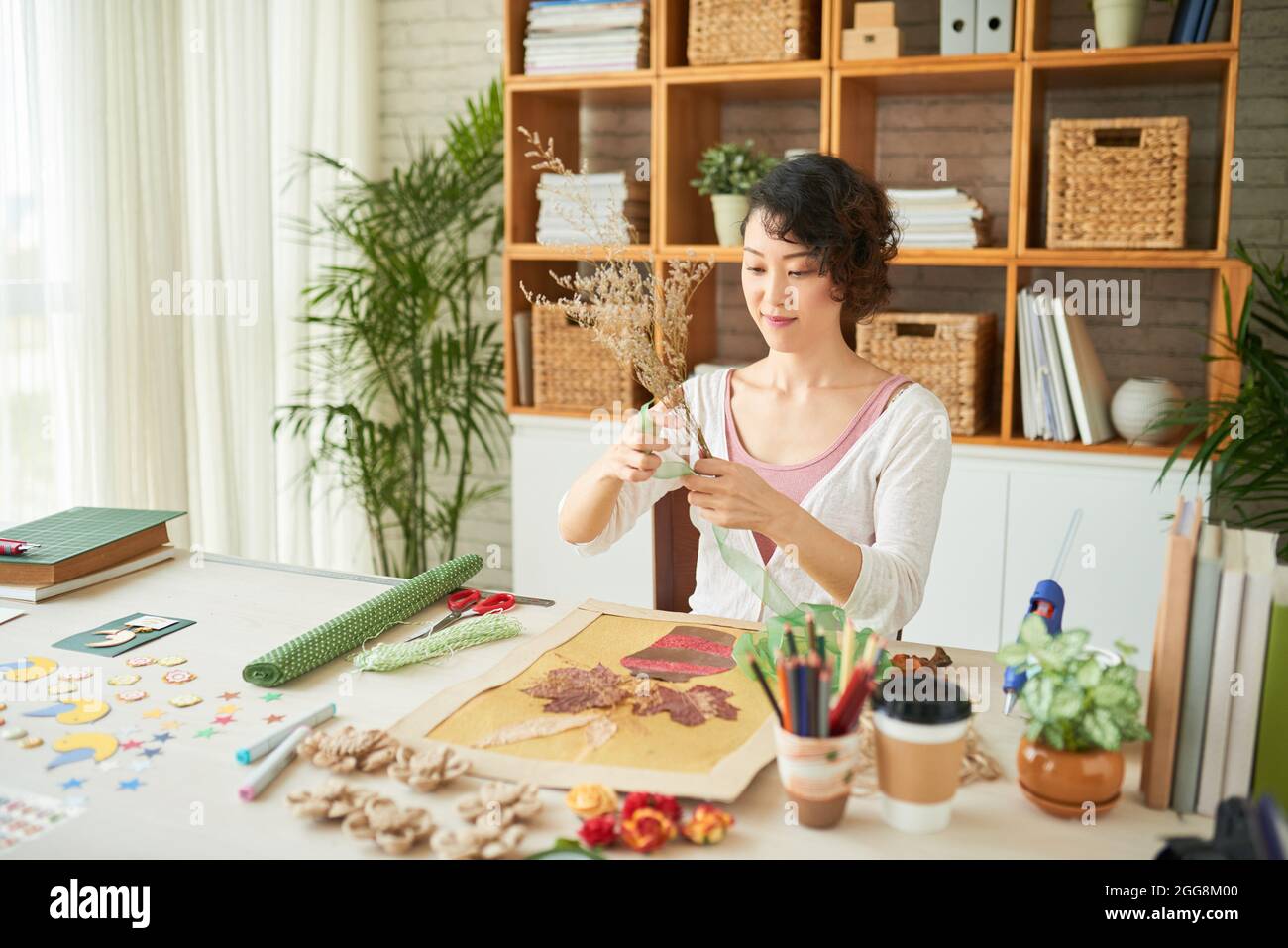 Doing artwork hi-res stock photography and images - Alamy