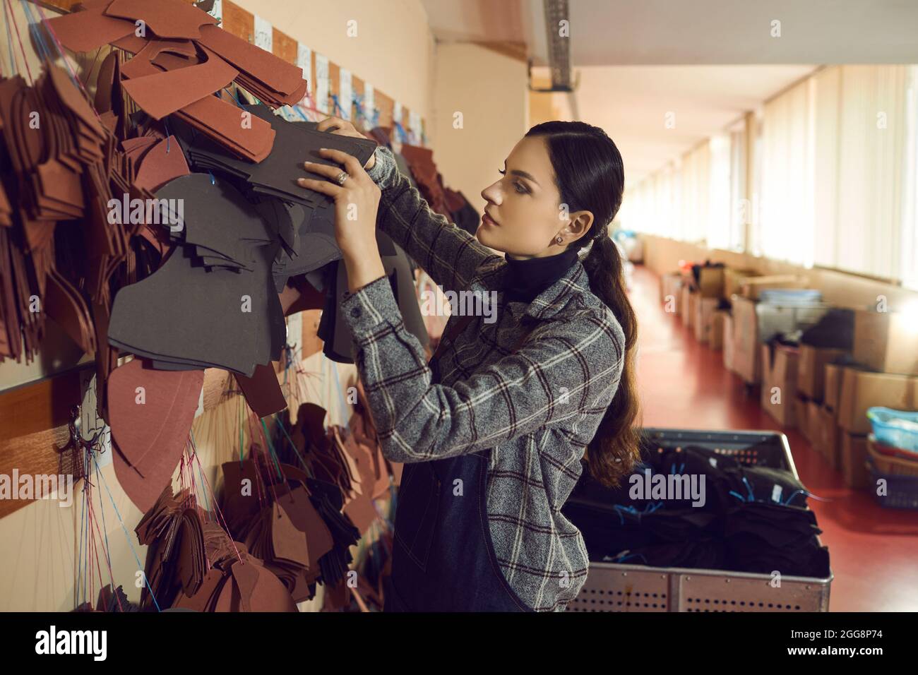 Leather manufacturing hi-res stock photography and images - Alamy
