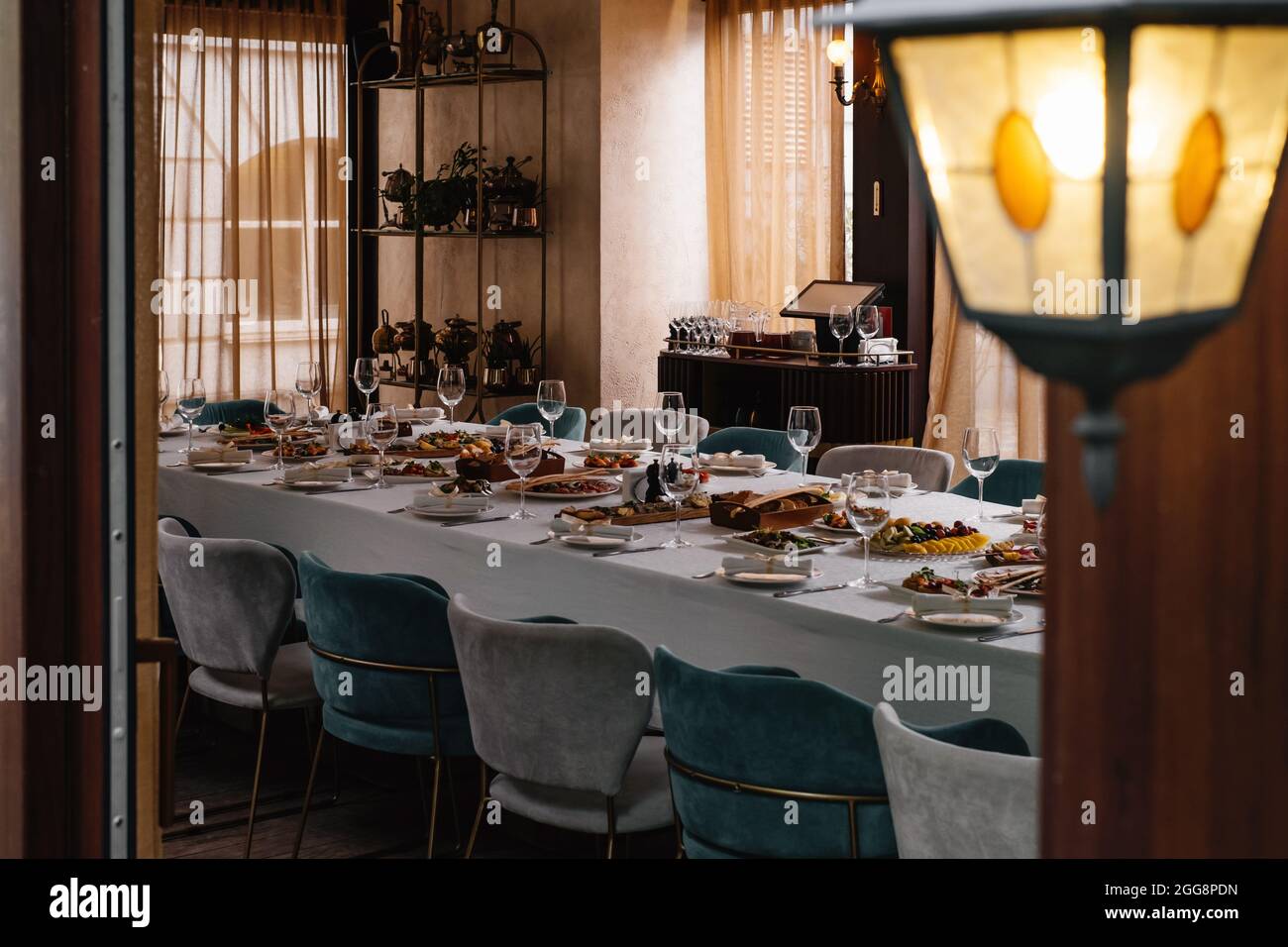 People blurred dinner party hi-res stock photography and images - Alamy