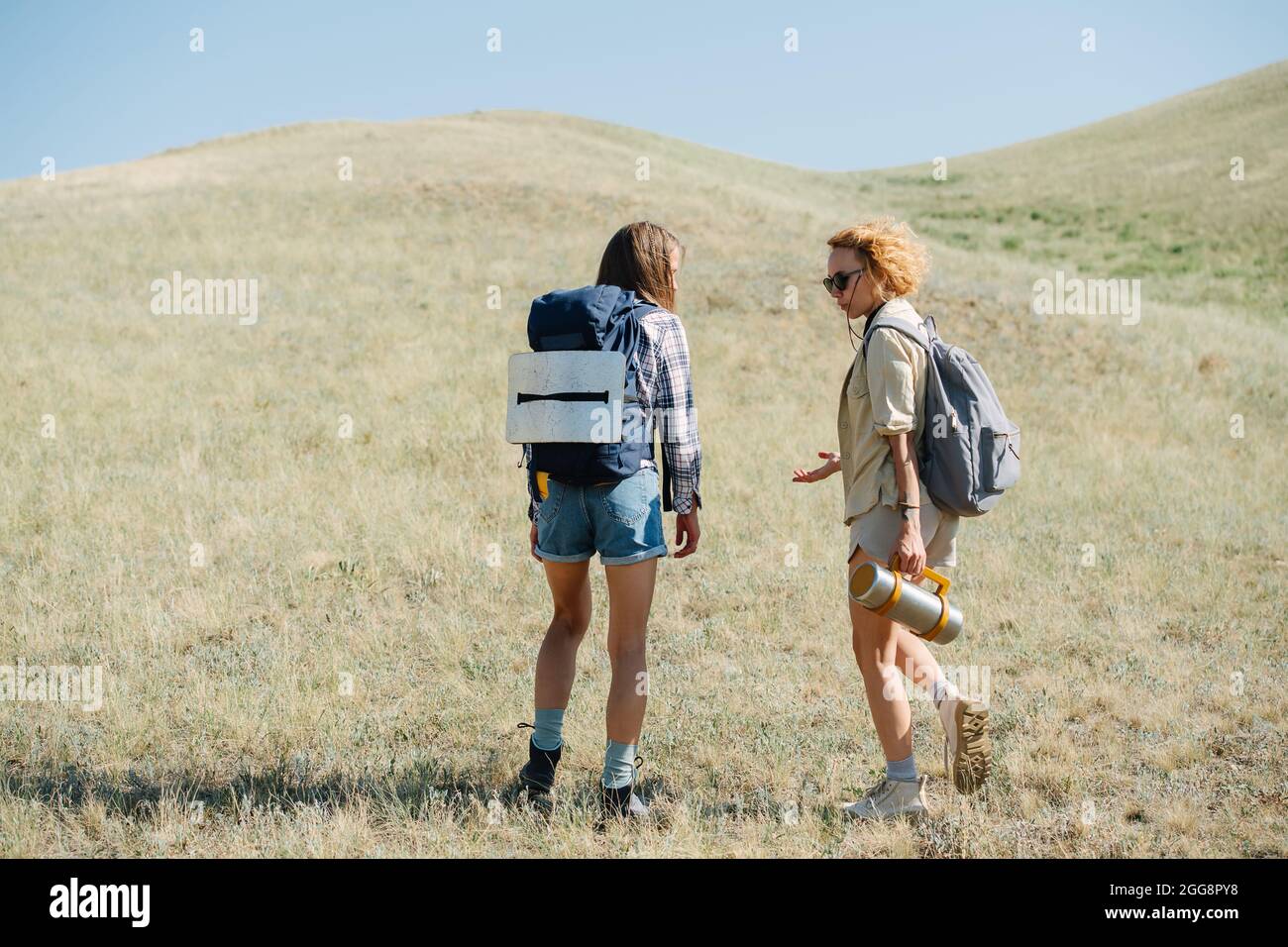 Women tourist argue hi-res stock photography and images - Alamy