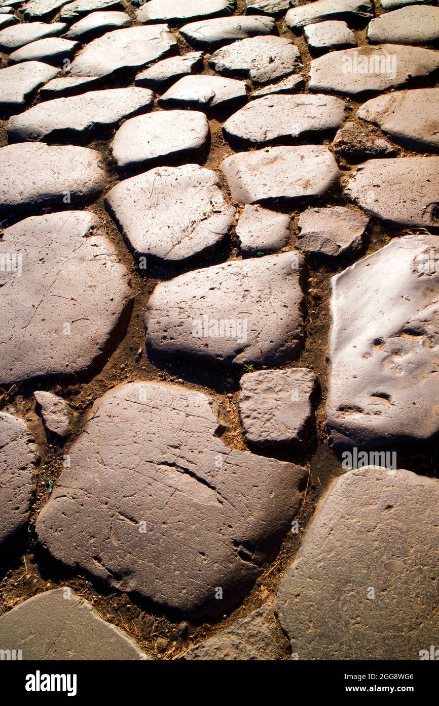 Ancient going up again road to the empire Romano formed in material of ...