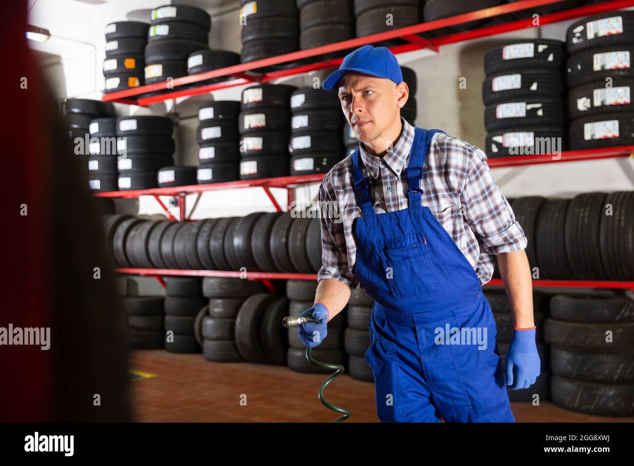Mechanic ready to changing car tire using pneumatic wrench tool Stock ...