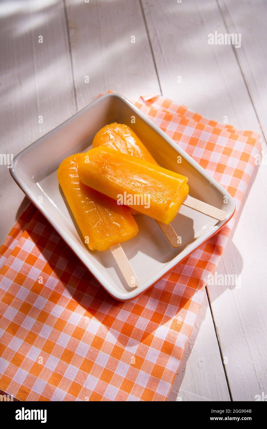 Cool off in summer with a break at the base of the fruit popsicles ...