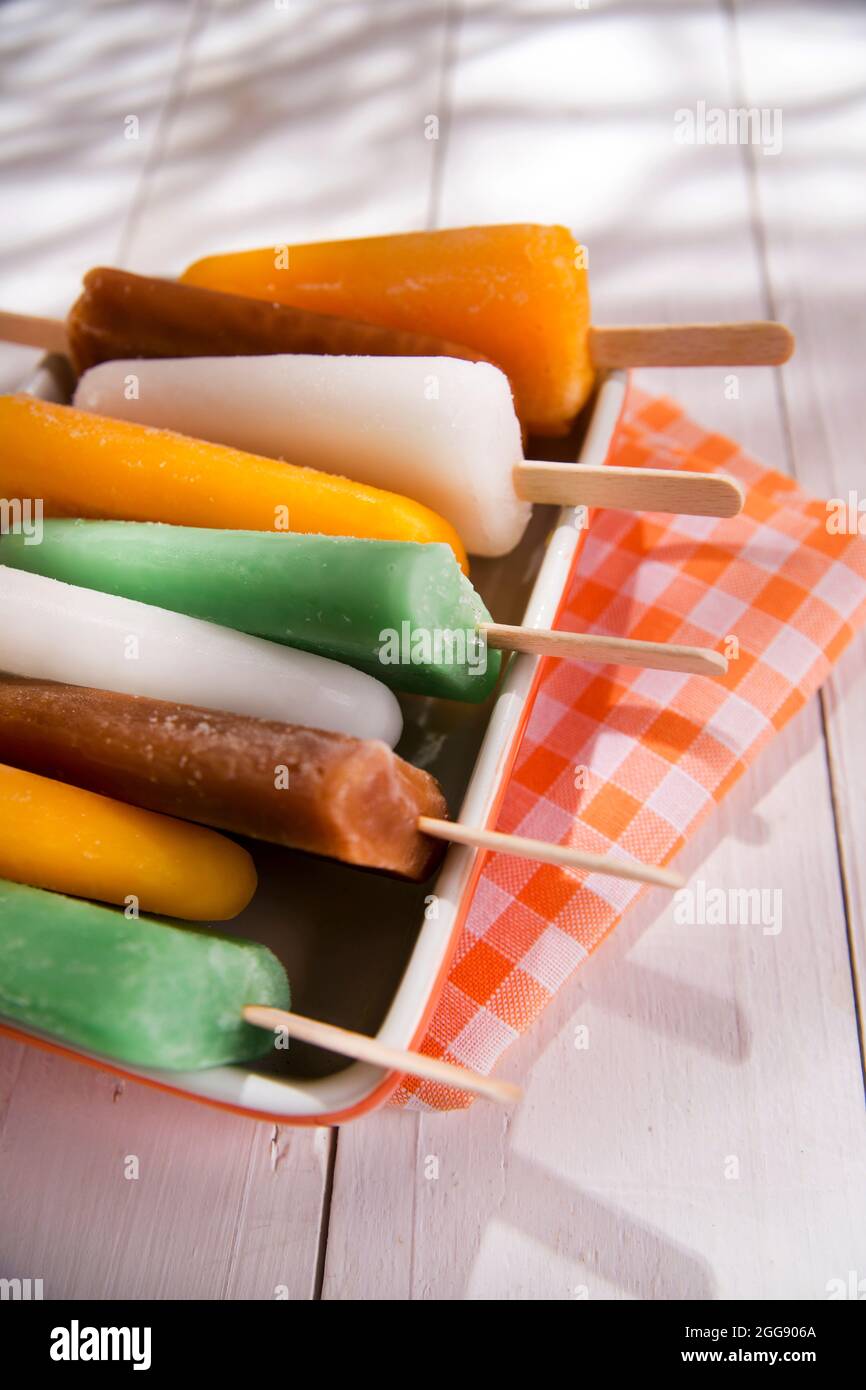 Cool off in summer with a break at the base of the fruit popsicles ...