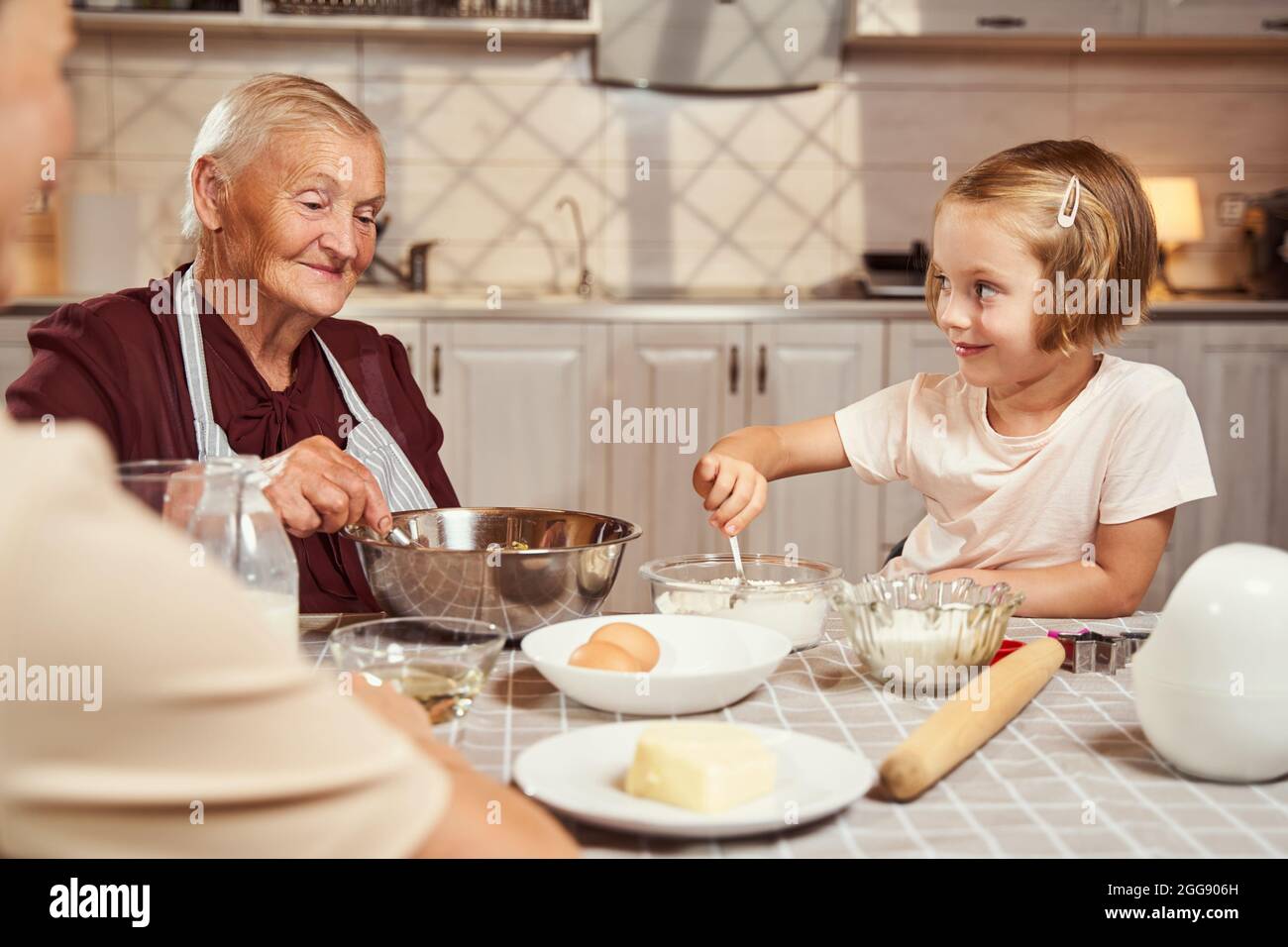 Scooping flour hi-res stock photography and images - Alamy