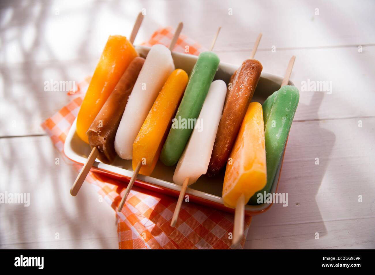 Cool off in summer with a break at the base of the fruit popsicles ...