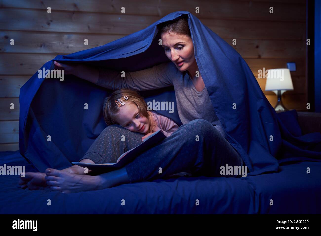 Child reading under lamp hi-res stock photography and images - Alamy