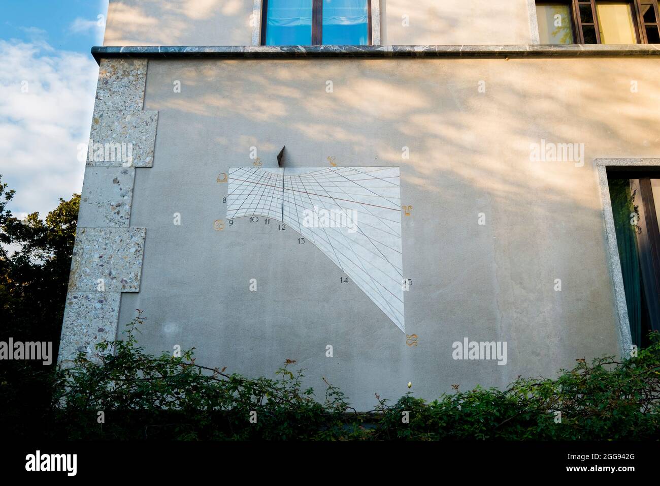 Wall mounted sundial hi-res stock photography and images - Alamy