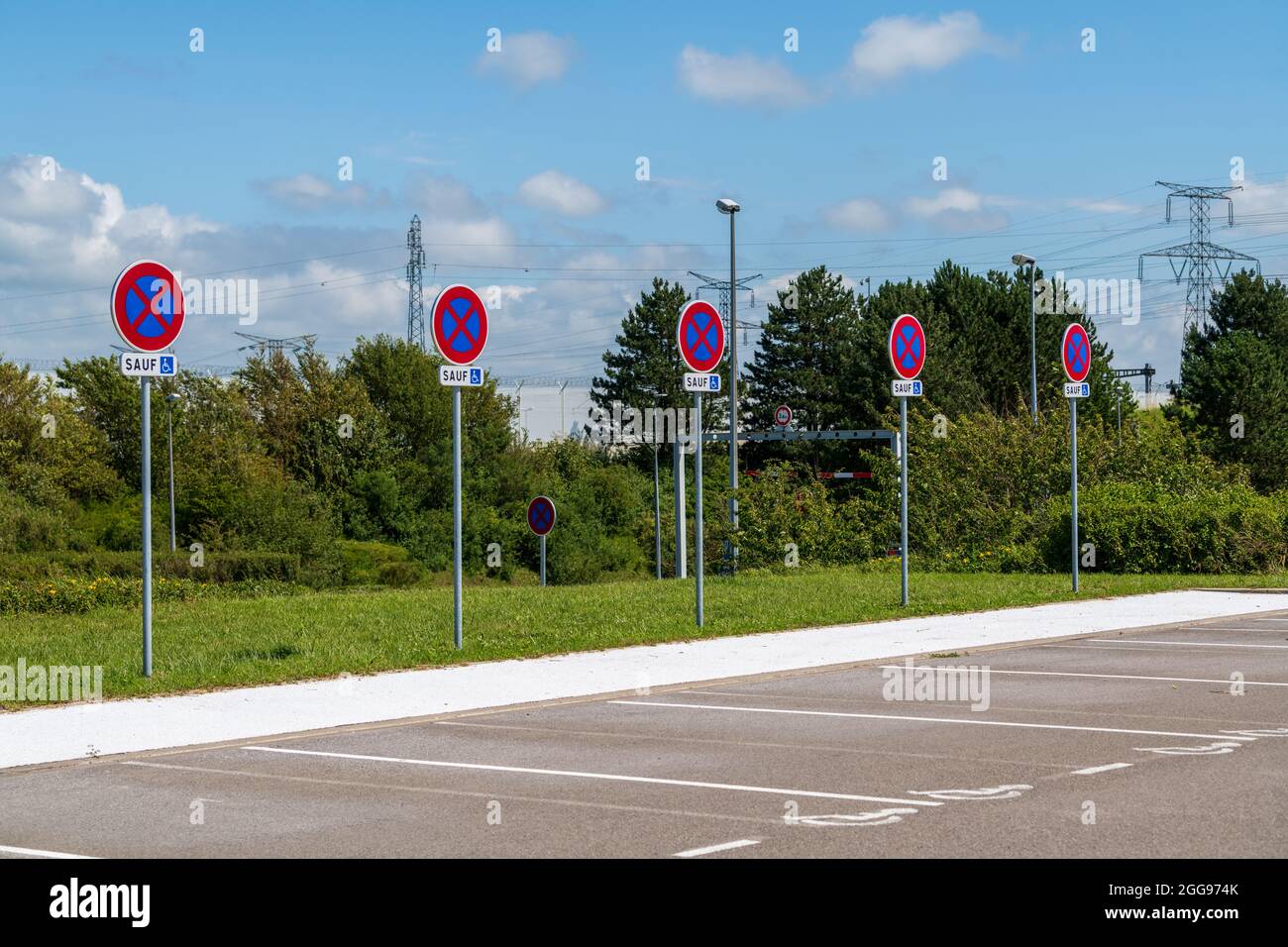 Disabled parking sign in france hi-res stock photography and images - Alamy