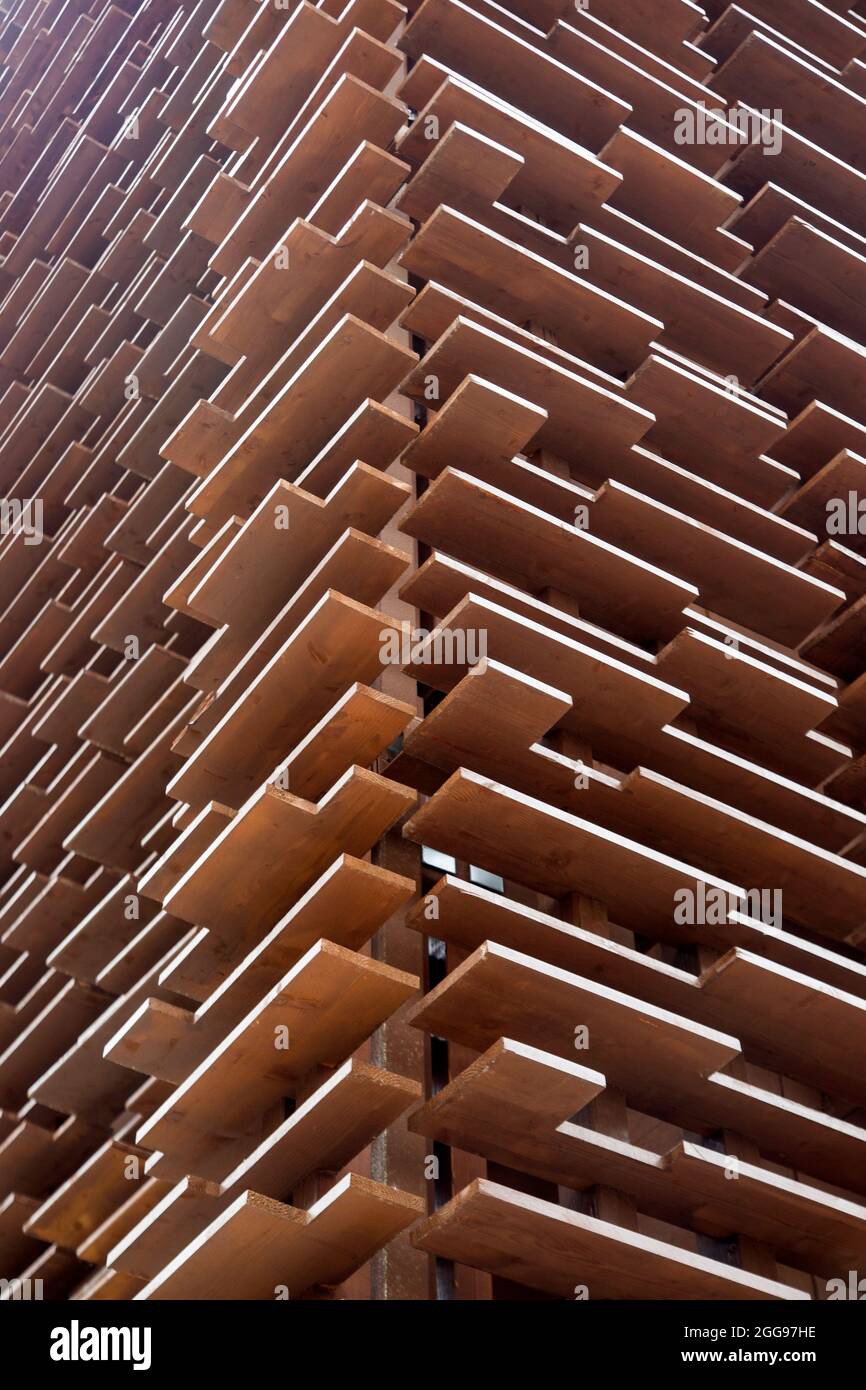 Perimeter wall of building built in wooden boards Stock Photo - Alamy