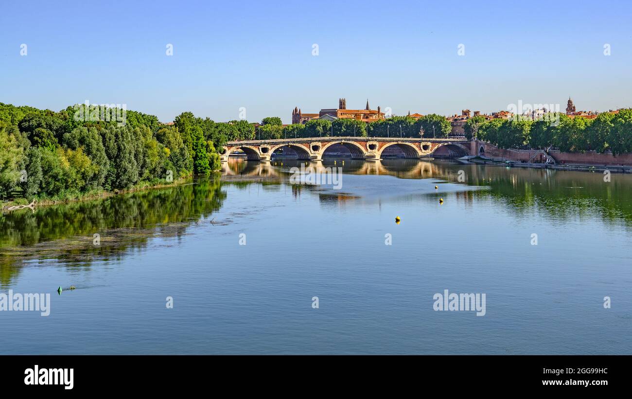 Toulouse town centre and river hi-res stock photography and images - Alamy