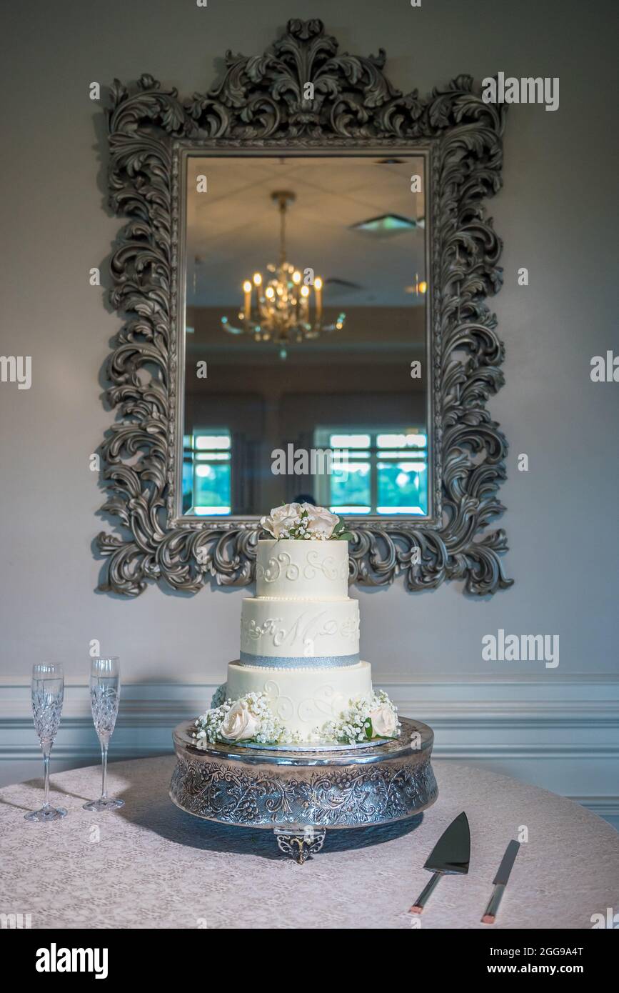 Vertical shot beautiful cake hi-res stock photography and images - Alamy