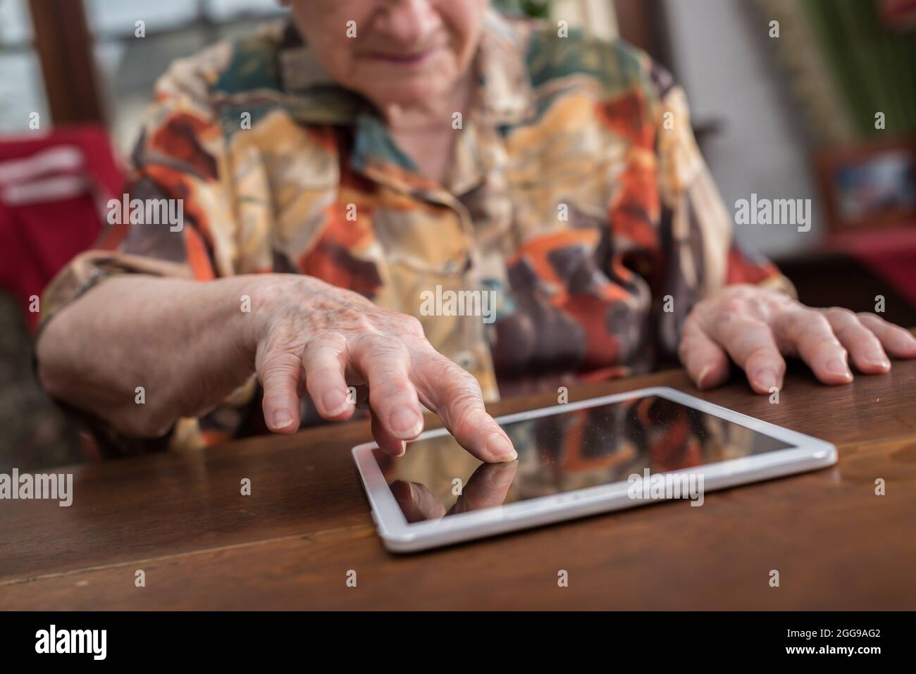 Old woman hand using tablet hi-res stock photography and images - Alamy