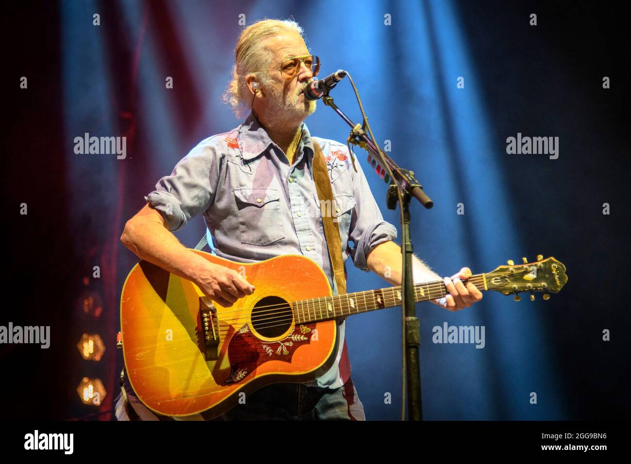 Greg Keelor, lead guitarist of the Canadian country rock band BLUE ...