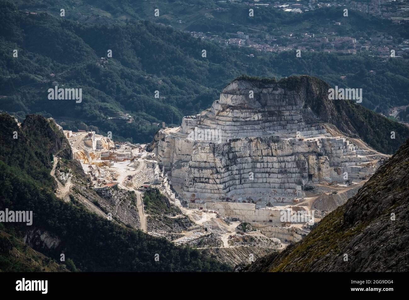 CARRARA, TUSCANY - ITALY 2021: VIEW OF THE APUAN ALPS QUARRIES ...