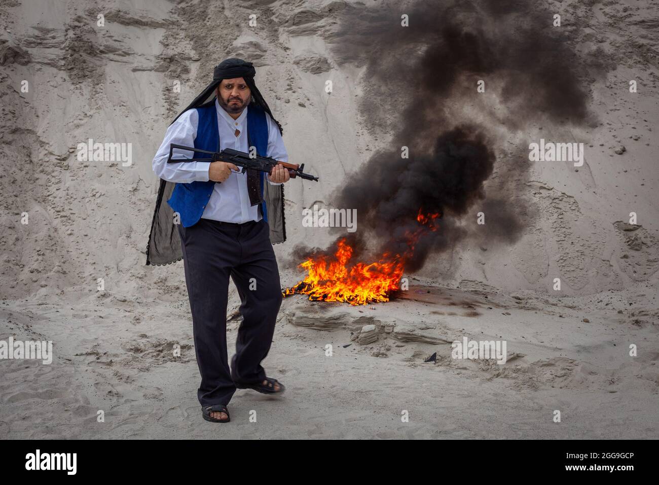 Afghanistan taliban fighter weapon hi-res stock photography and images ...