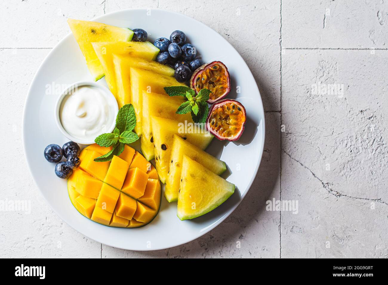 Tropical fruit platter hi-res stock photography and images - Alamy