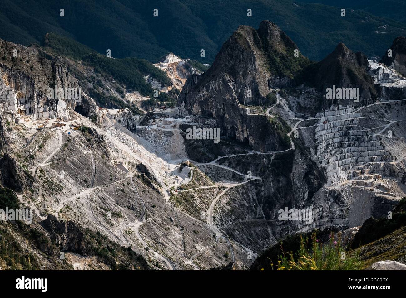 CARRARA, TUSCANY - ITALY 2021: VIEW OF THE APUAN ALPS QUARRIES ...