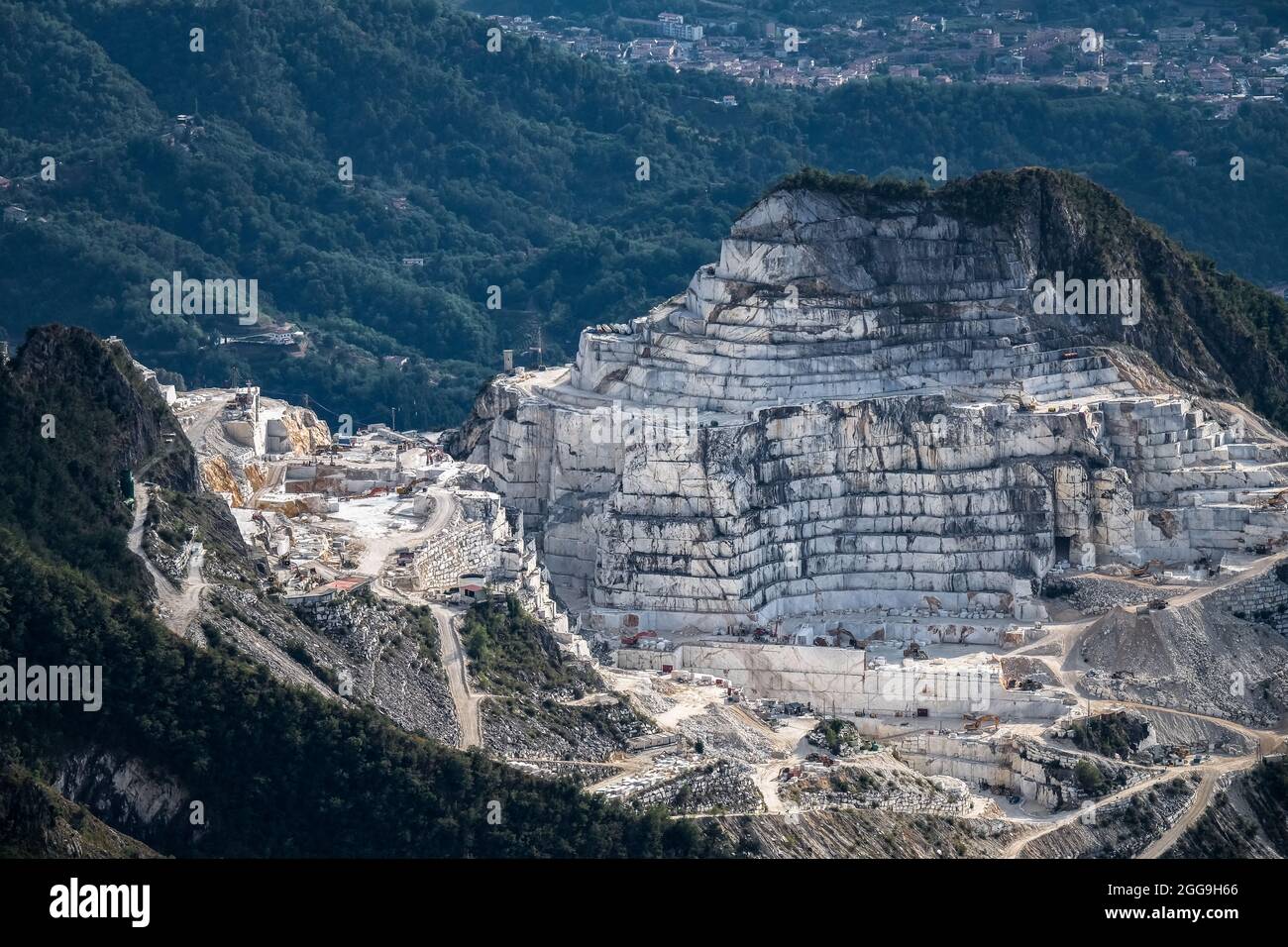 CARRARA, TUSCANY - ITALY 2021: VIEW OF THE APUAN ALPS QUARRIES ...