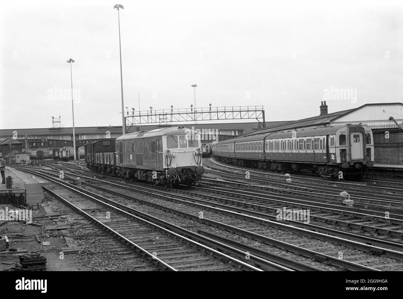 Clapham junction class 73 electro diesel goods train 4 vep class hi-res ...