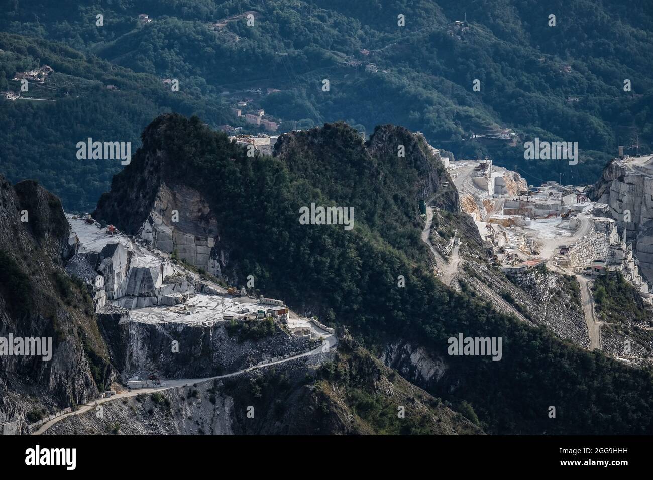 CARRARA, TUSCANY - ITALY 2021: VIEW OF THE APUAN ALPS QUARRIES ...