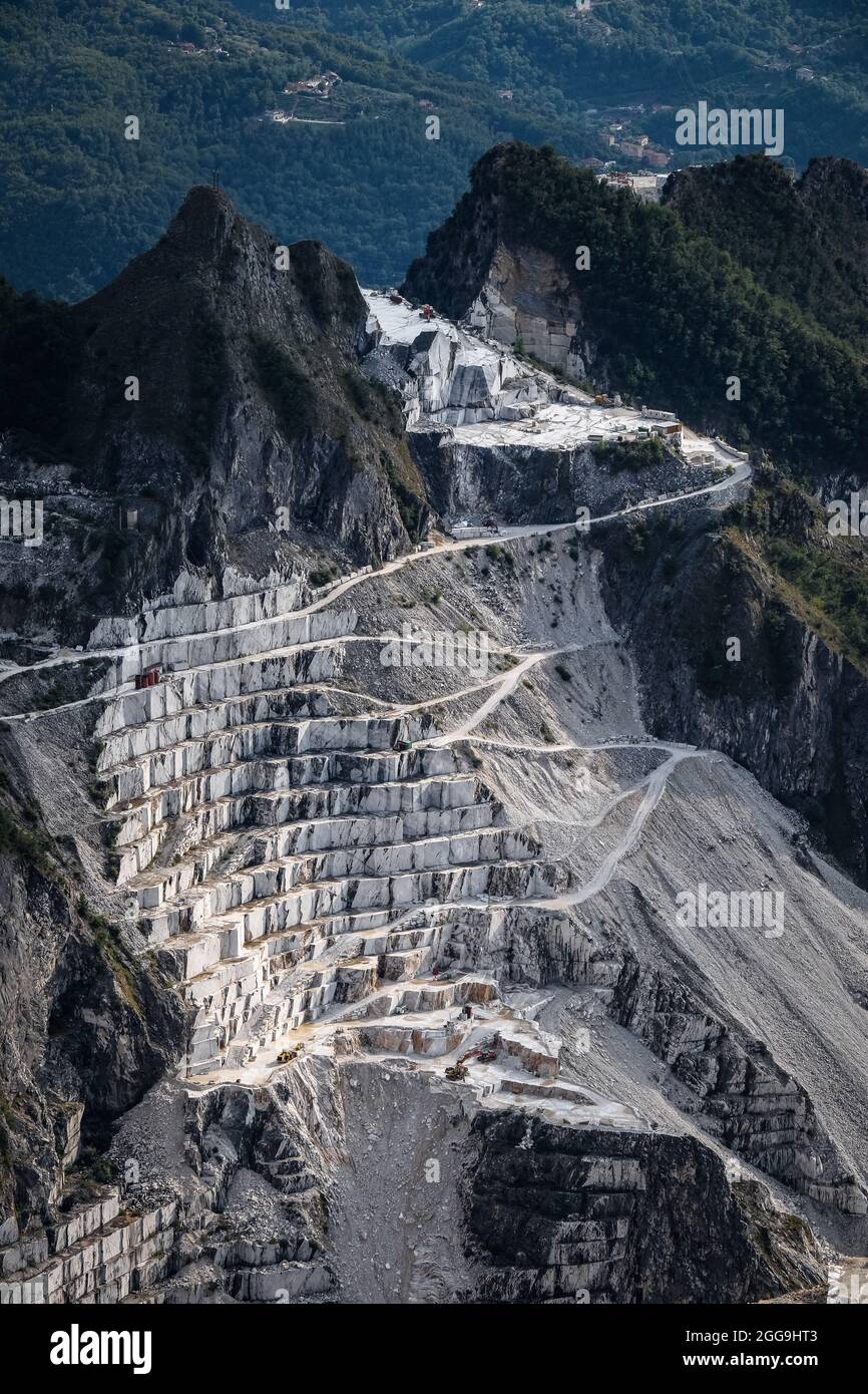 CARRARA, TUSCANY - ITALY 2021: VIEW OF THE APUAN ALPS QUARRIES ...