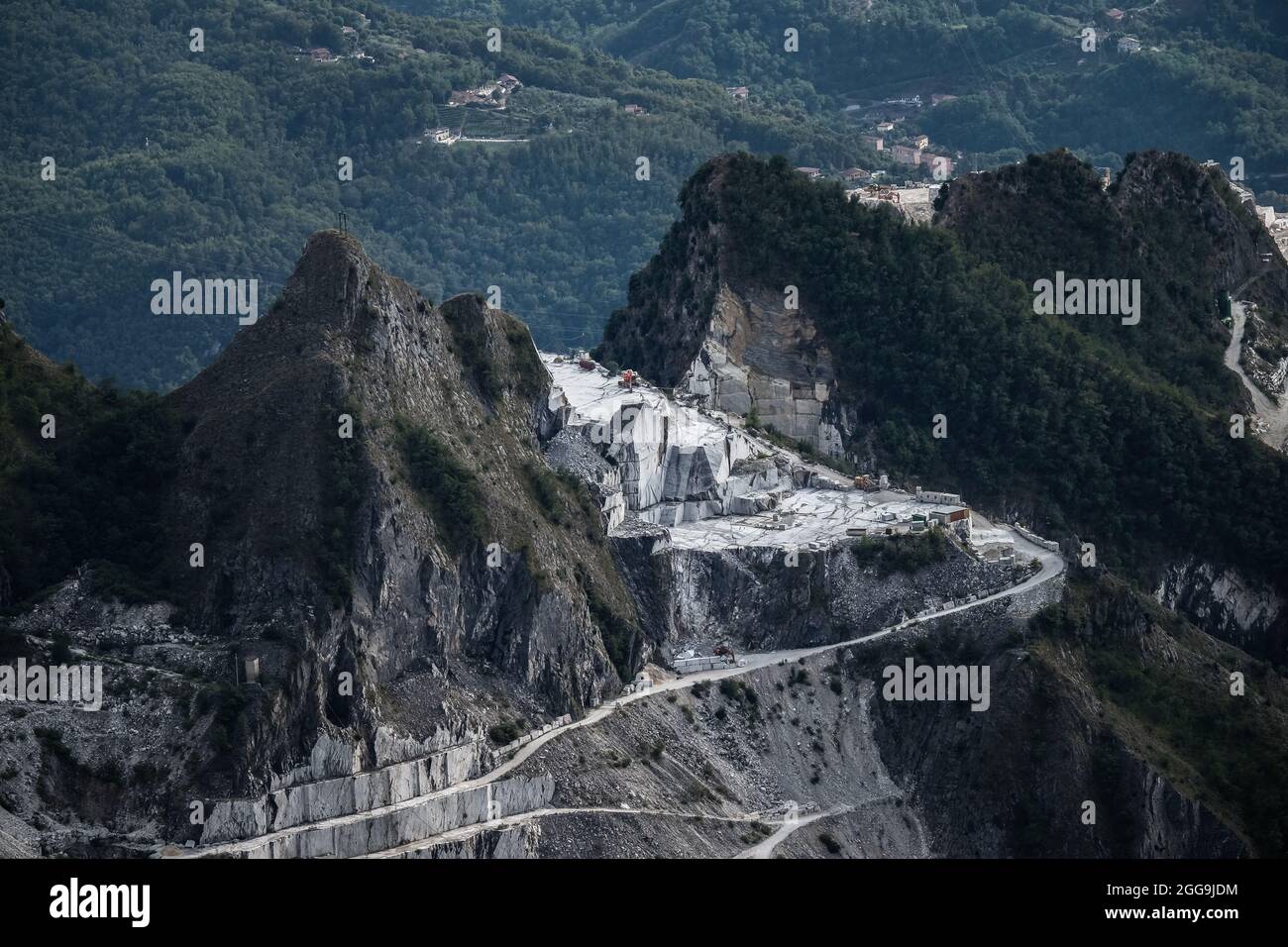 CARRARA, TUSCANY - ITALY 2021: VIEW OF THE APUAN ALPS QUARRIES ...