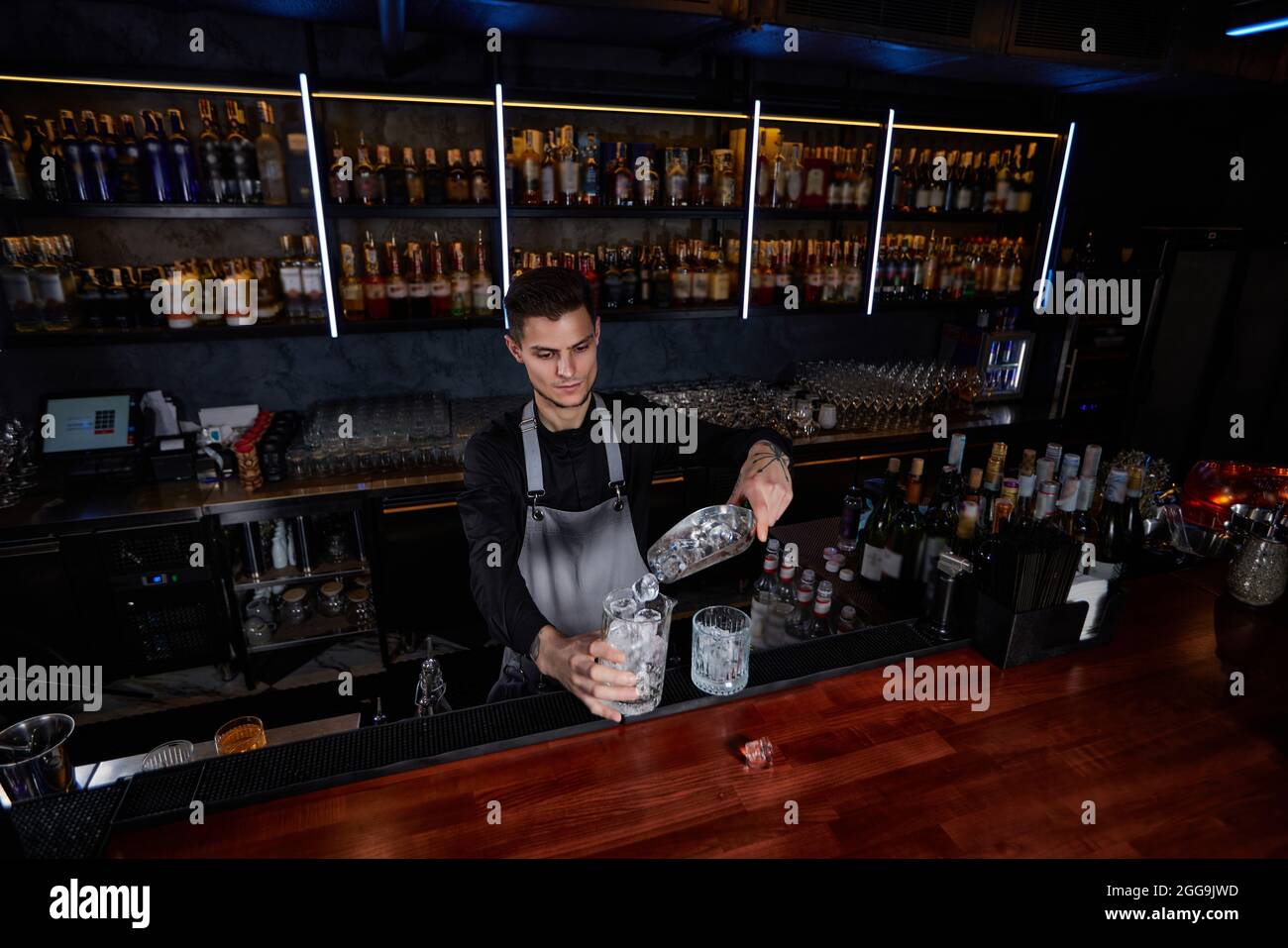 Bartender puts ice cubes hi-res stock photography and images - Alamy