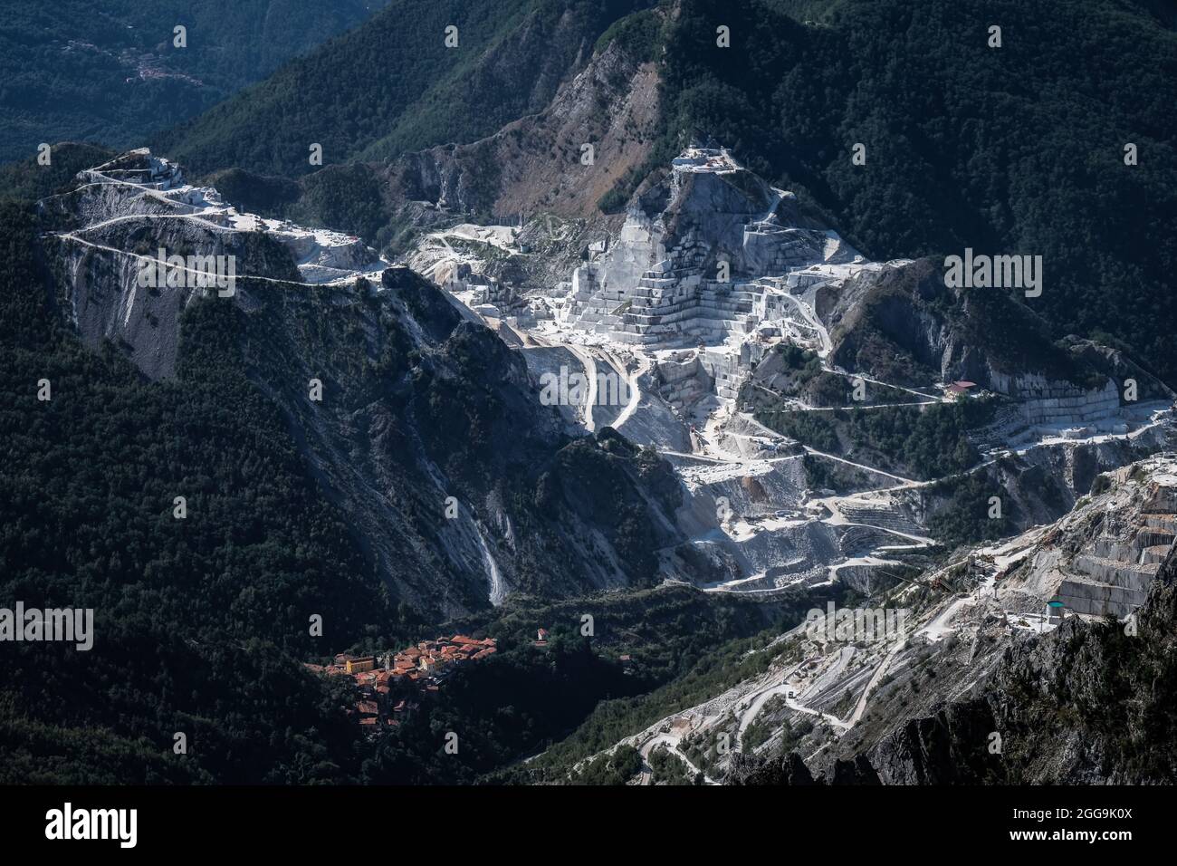 CARRARA, TUSCANY - ITALY 2021: VIEW OF THE APUAN ALPS QUARRIES ...