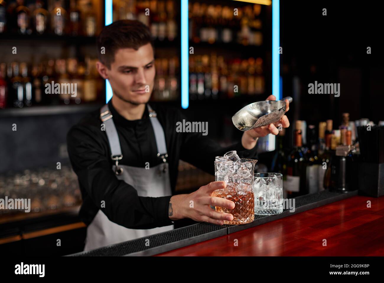 Drink bar barman ice cube hi-res stock photography and images - Alamy