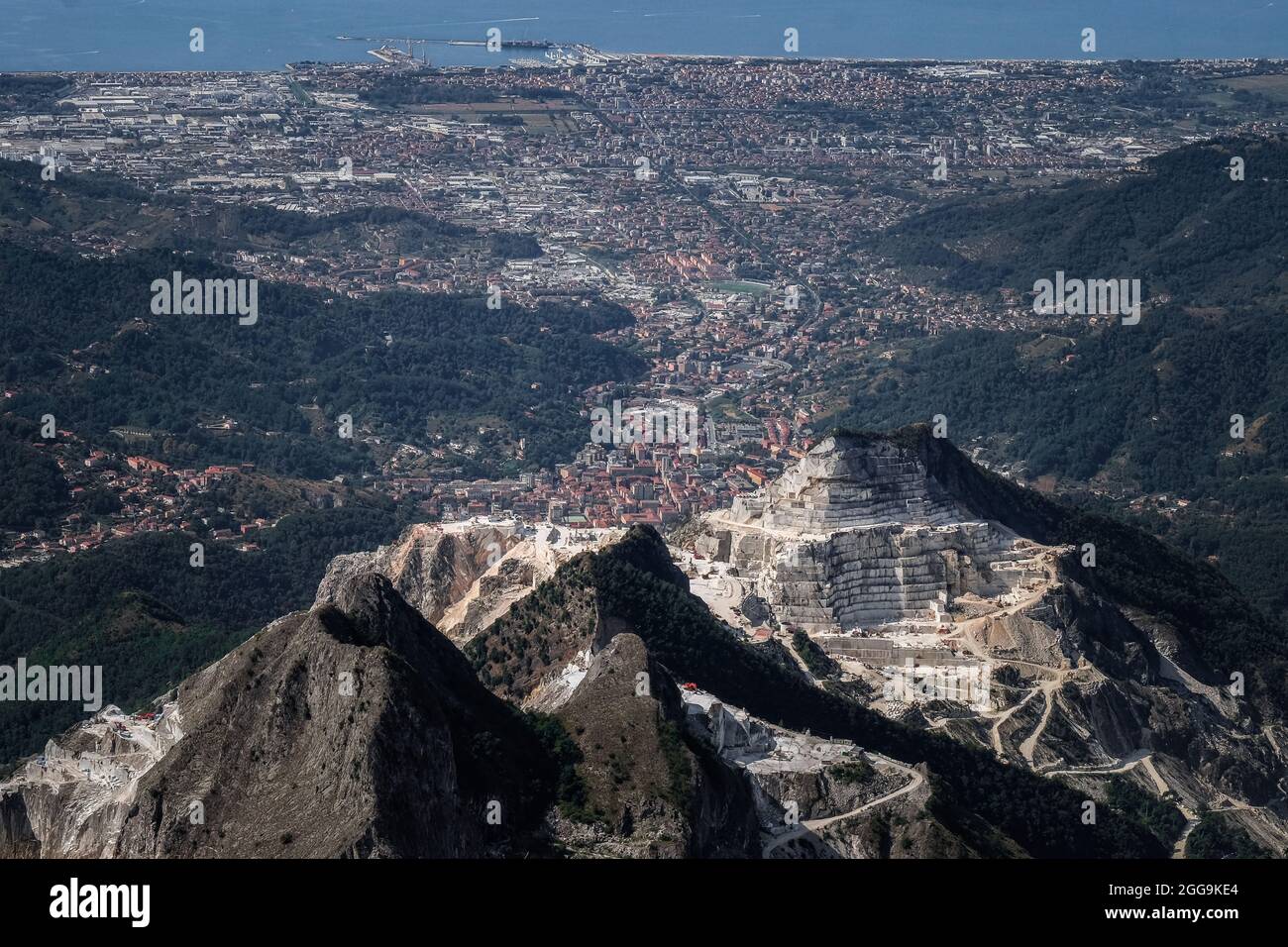 CARRARA, TUSCANY - ITALY 2021: VIEW OF THE APUAN ALPS QUARRIES ...