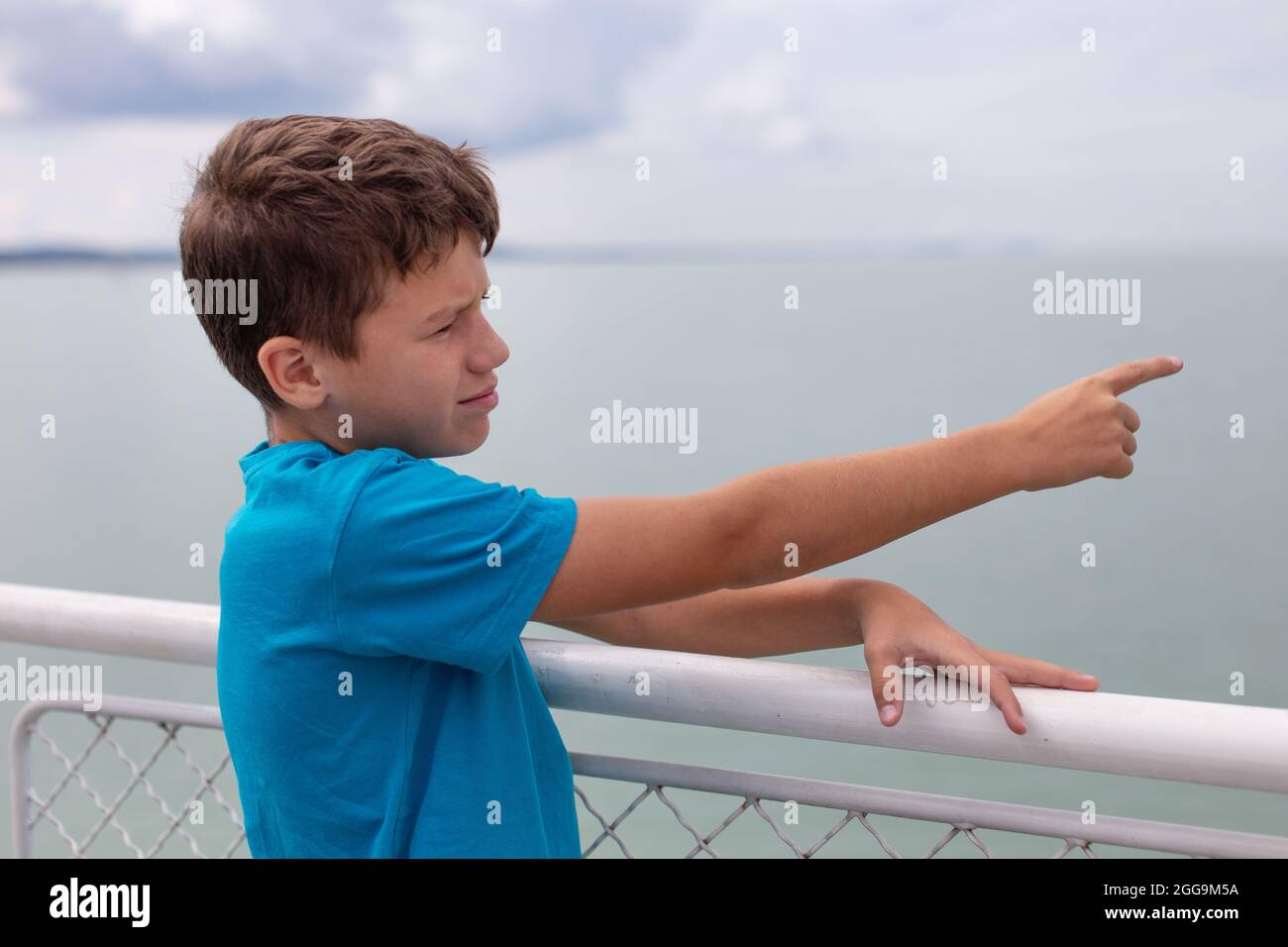 Boy pointing sea hi-res stock photography and images - Alamy