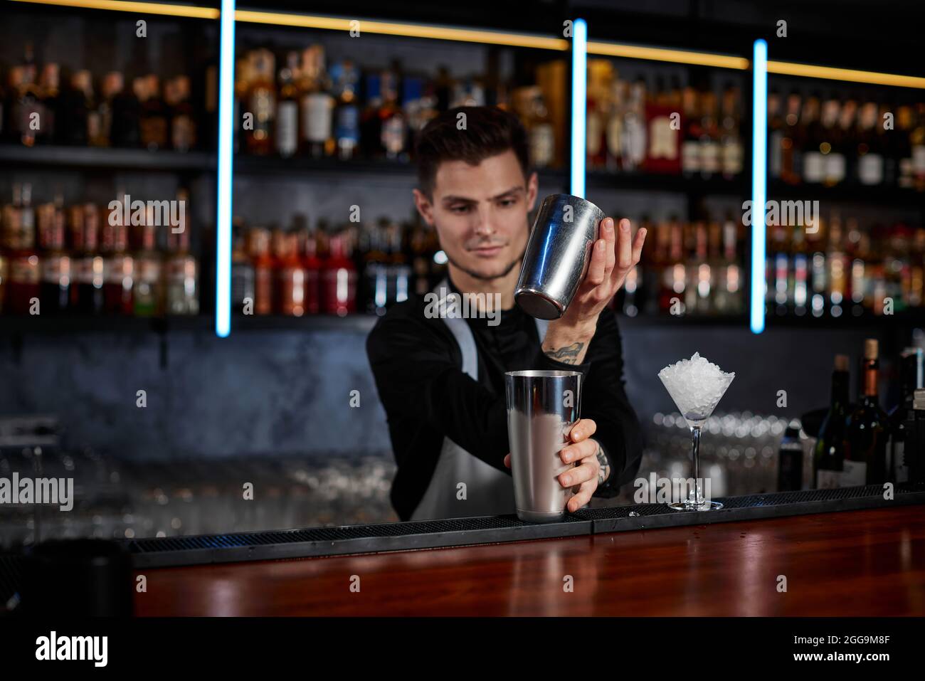 Shaking cocktails hi-res stock photography and images - Alamy