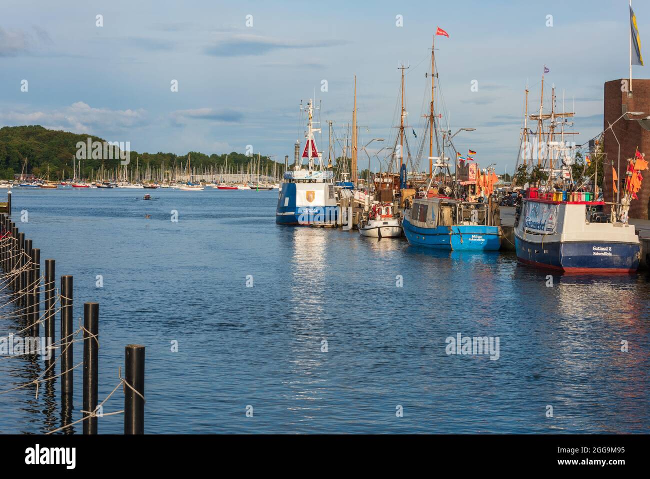 Der Hafen von Eckernförde an der Ostsee, an einem Sommerabend nach dem ...