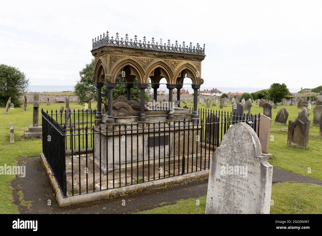 The grave and tomb of Grace Darling at St Aidans churchyard, Bamburgh ...